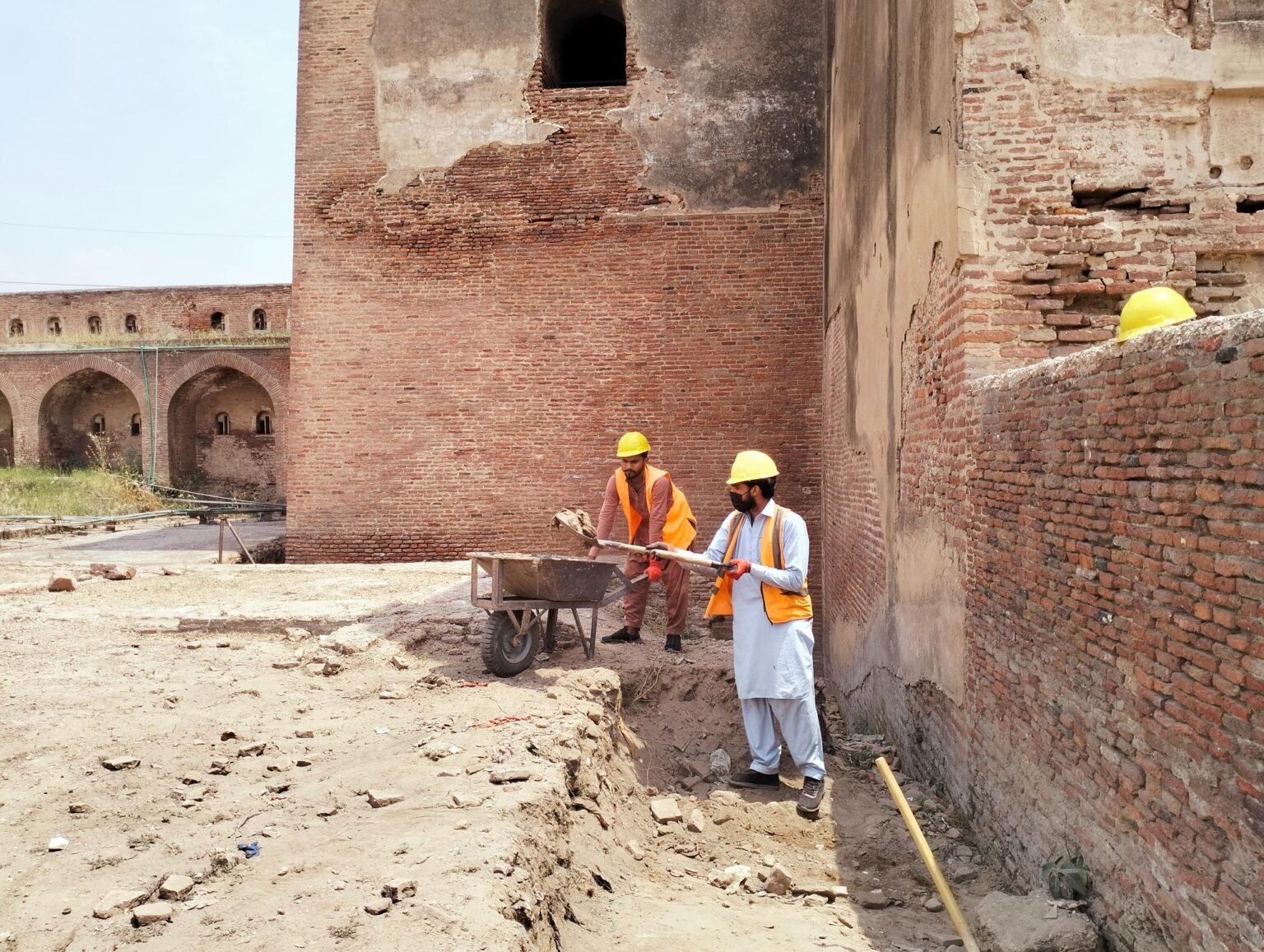 Akbari Gate Lahore Fort: Explore Mughal History & Heritage